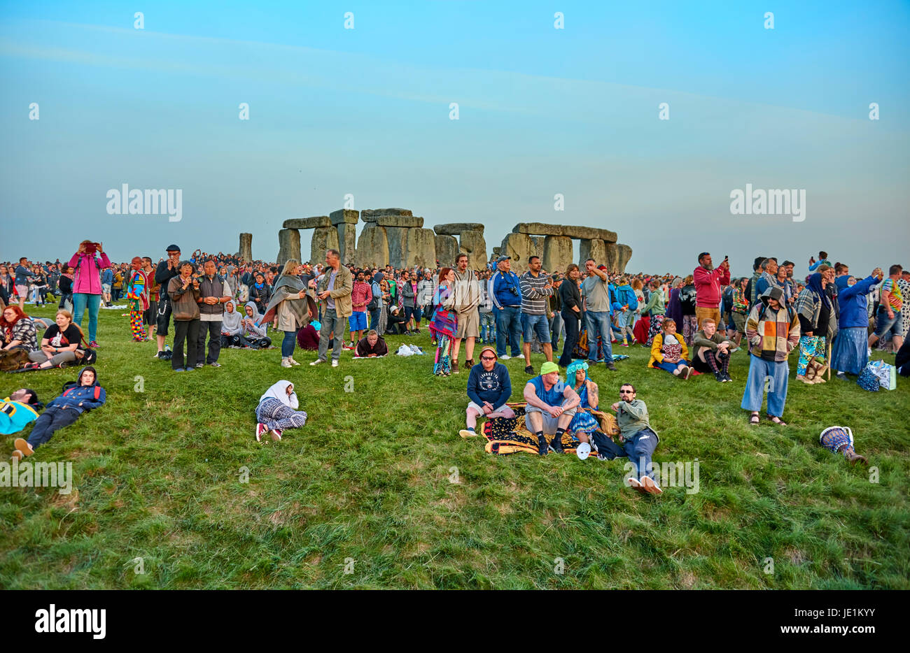 Stonehenge Summer Solstice Tour Sunrise 21st June 2100 Stock Photo - Alamy