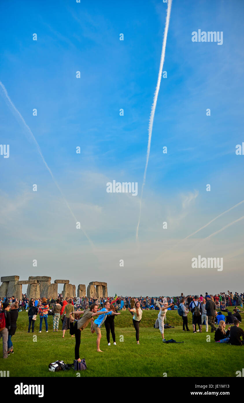 Stonehenge Summer Solstice Tour Sunrise 21st June 2105 Stock Photo - Alamy