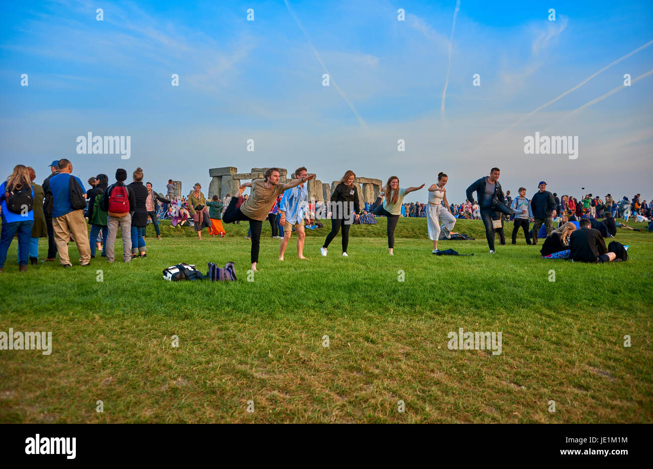 Stonehenge Summer Solstice Tour Sunrise 21st June 2107 Stock Photo - Alamy