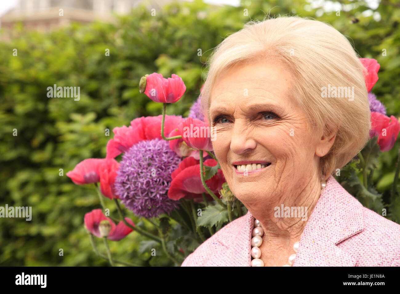 Mary berry at rhs chelsea hi-res stock photography and images - Alamy