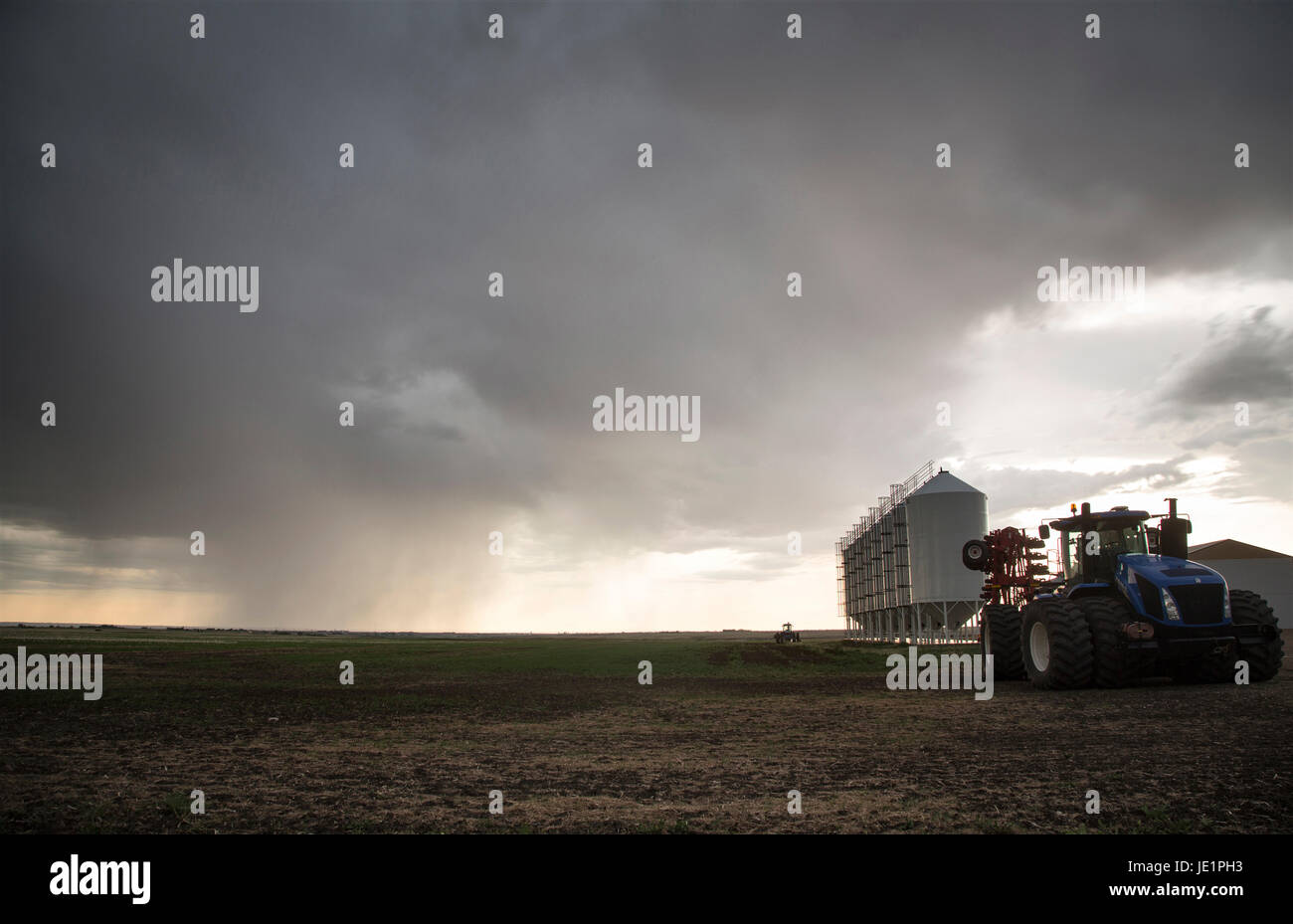 Saskatchewan farm land hi-res stock photography and images - Alamy