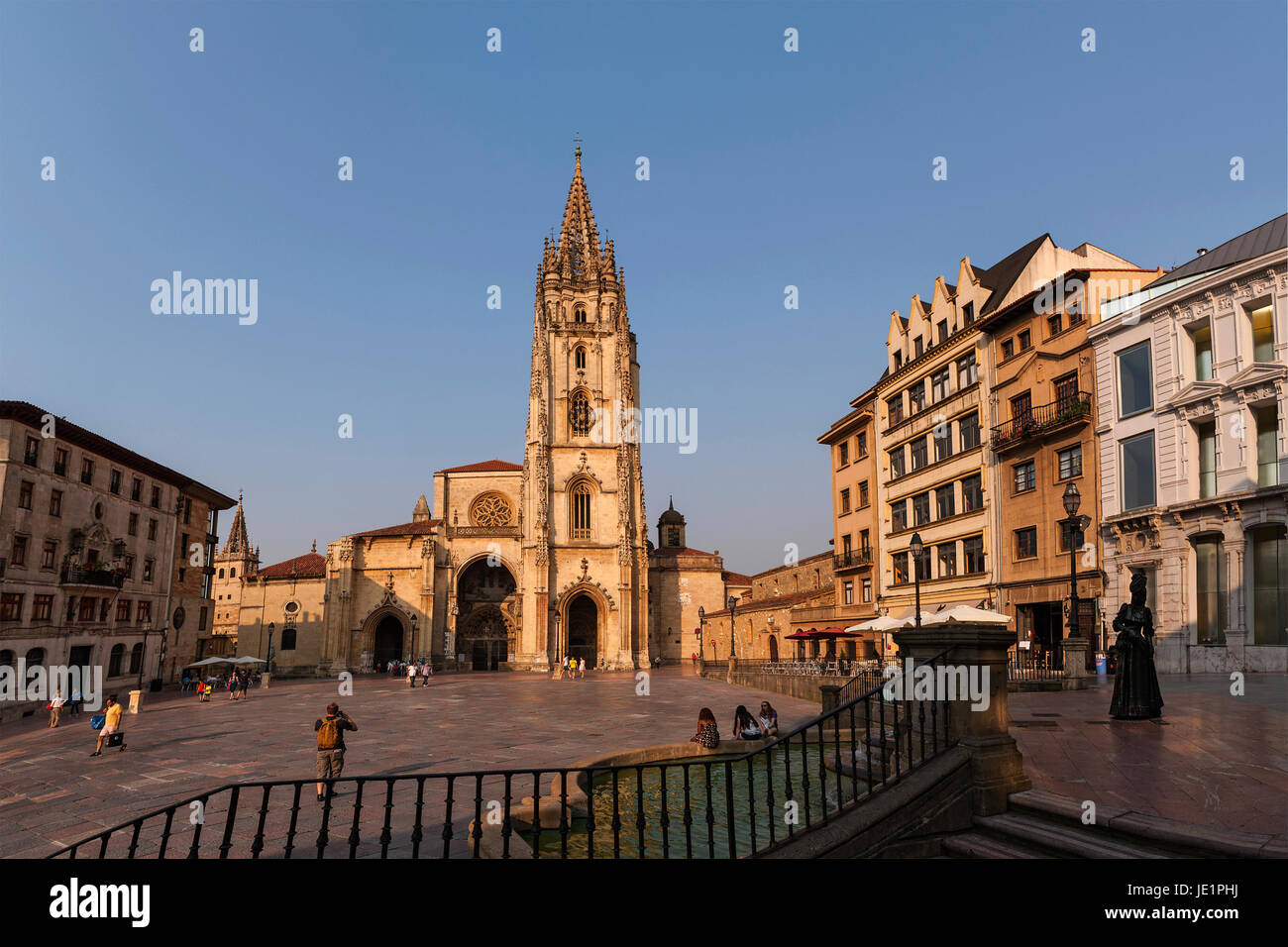Cathedrale de oviedo hi-res stock photography and images - Alamy