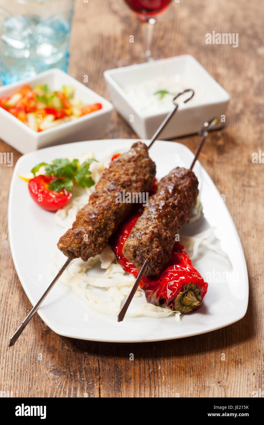 Adana Kebap auf einem weißen Teller Stock Photo - Alamy
