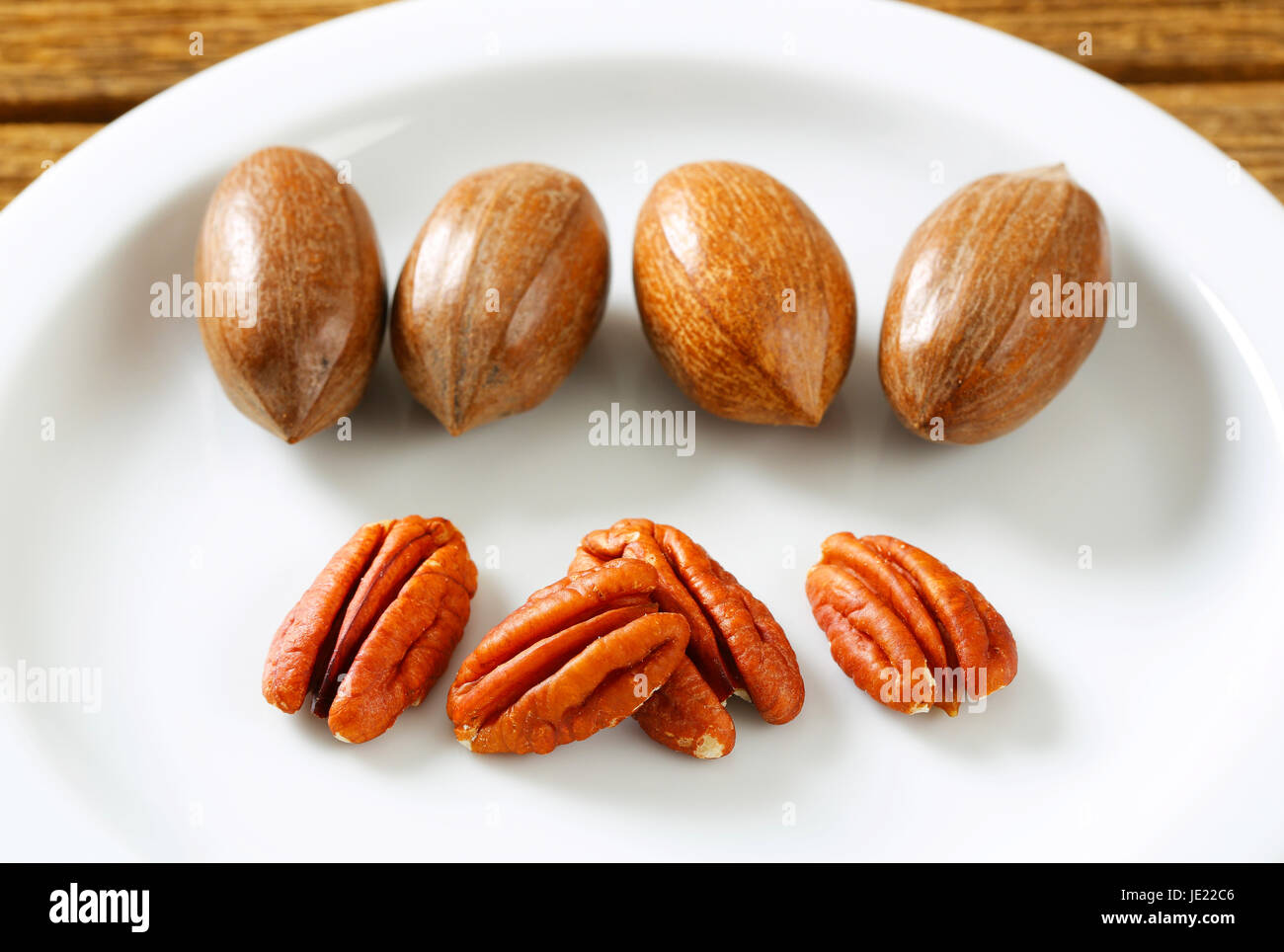 Shelled and unshelled pecans hi-res stock photography and images - Alamy