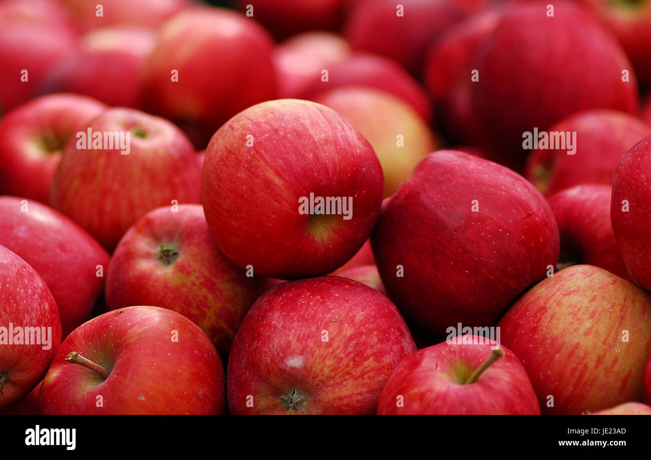 cluster of farm fresh red delicious apple fruit Stock Photo - Alamy