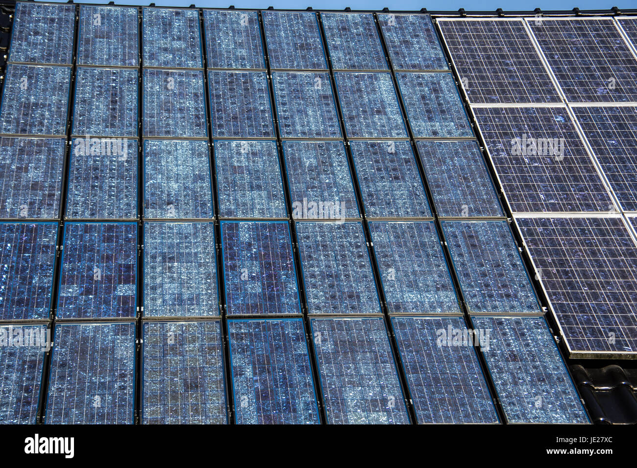 Solarzellen auf Hausdach Stock Photo - Alamy