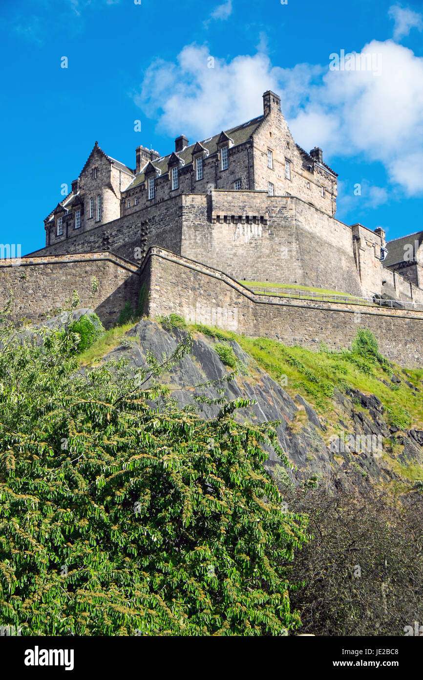the imposing edinburgh castle Stock Photo - Alamy