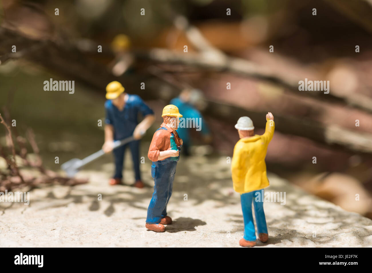Workmen carrying tree hi-res stock photography and images - Alamy
