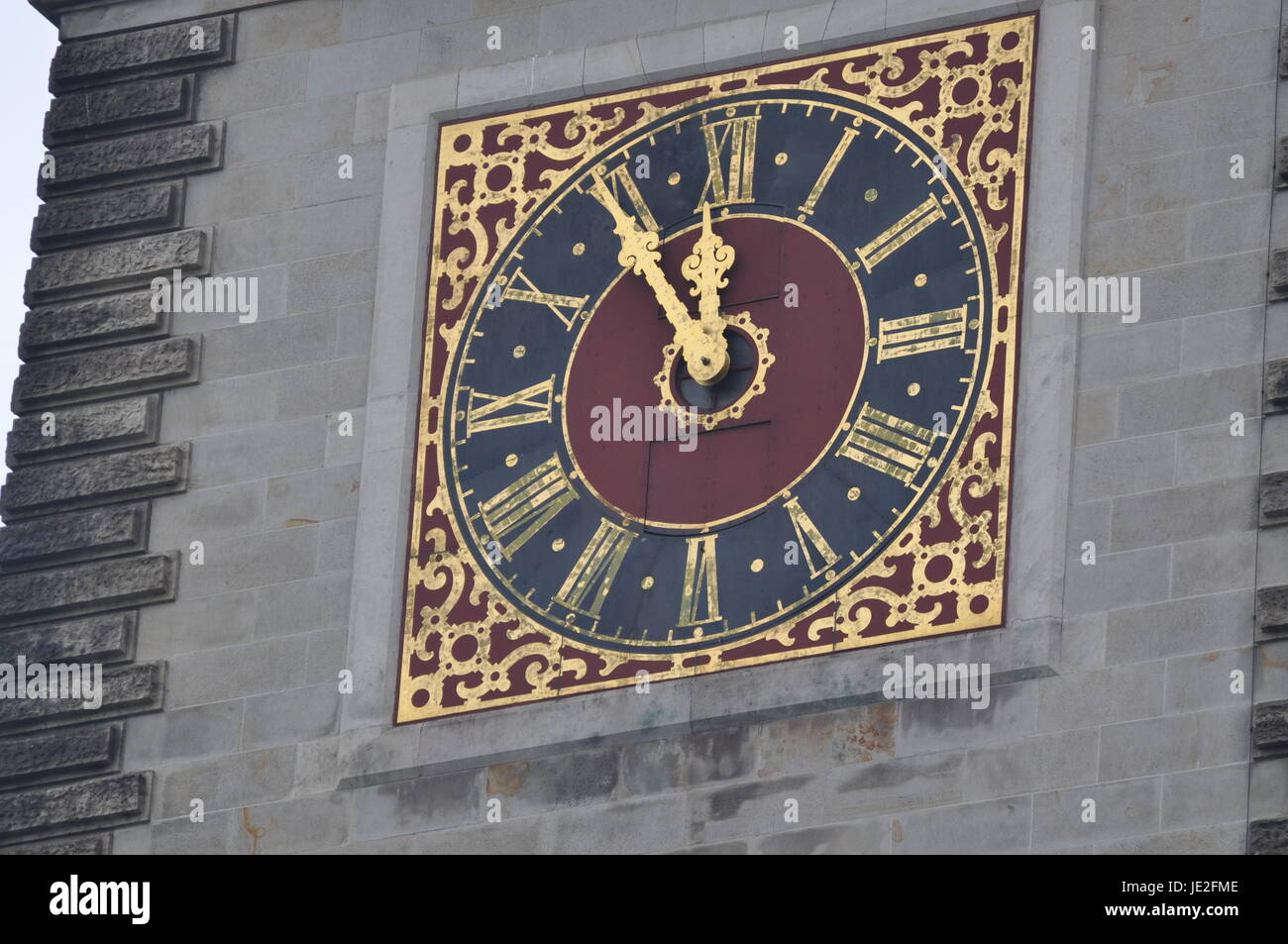 five to 12 - rathausuhr hamburg Stock Photo - Alamy