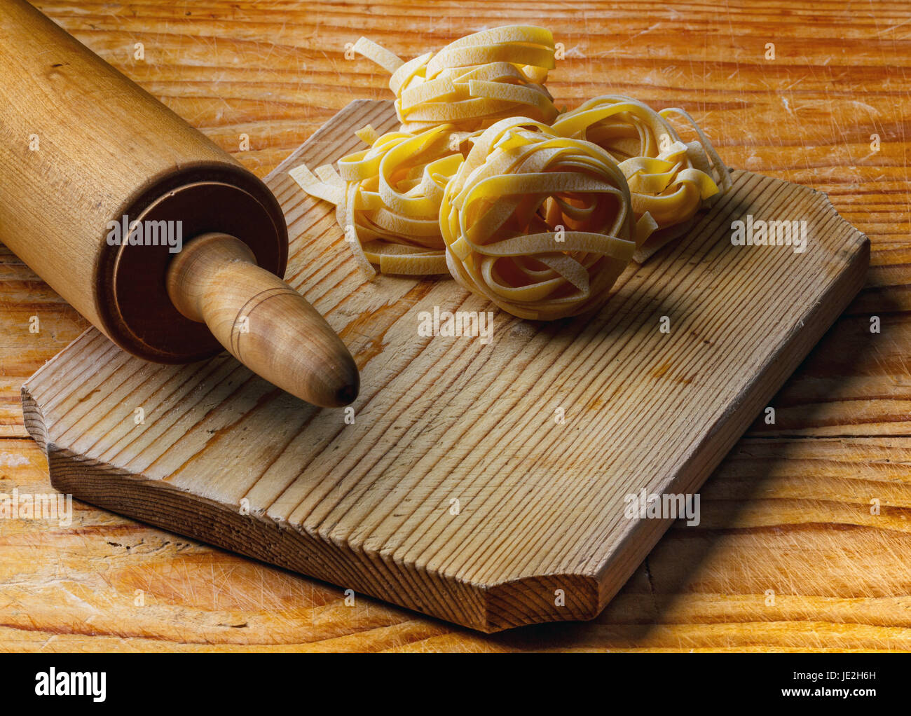 Rolling pin on cutting board with pasta Stock Photo - Alamy