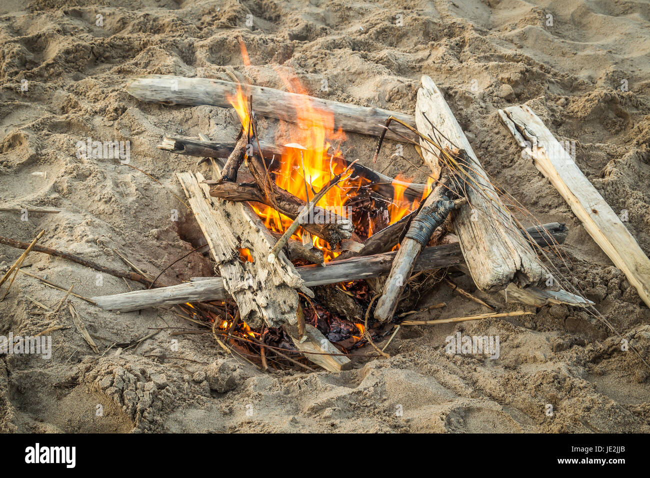 Small beach camping fire hi-res stock photography and images - Alamy