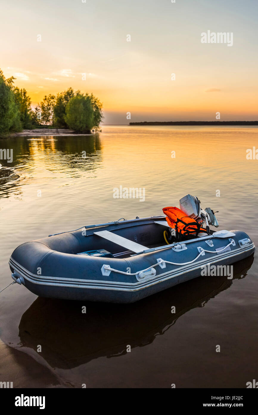 Small rubber fishing boat is waiting at the shore Stock Photo - Alamy
