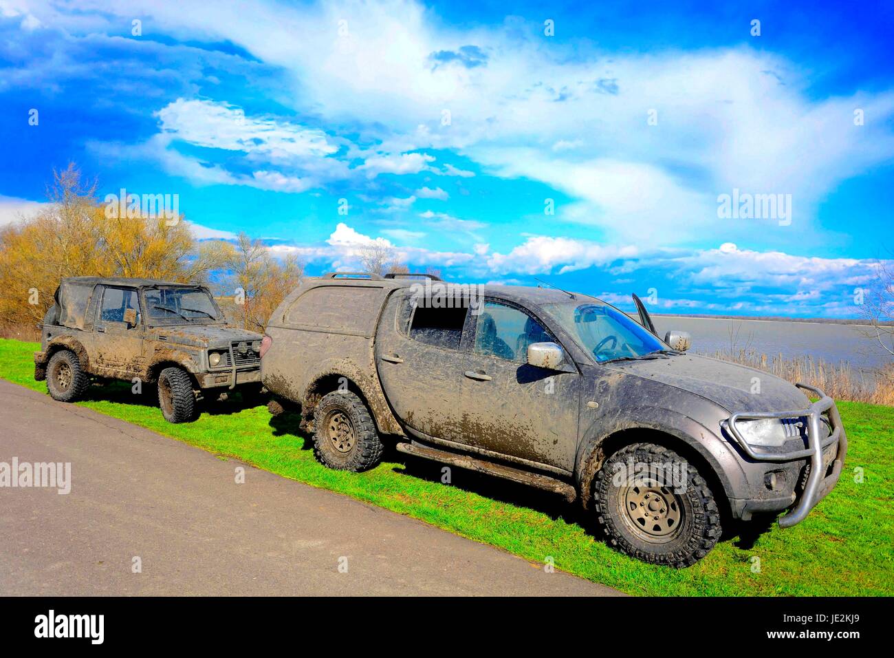 Zwei Matsch verdreckte Autos am Theiss See Tisza tó Ungarn Stock Photo ...