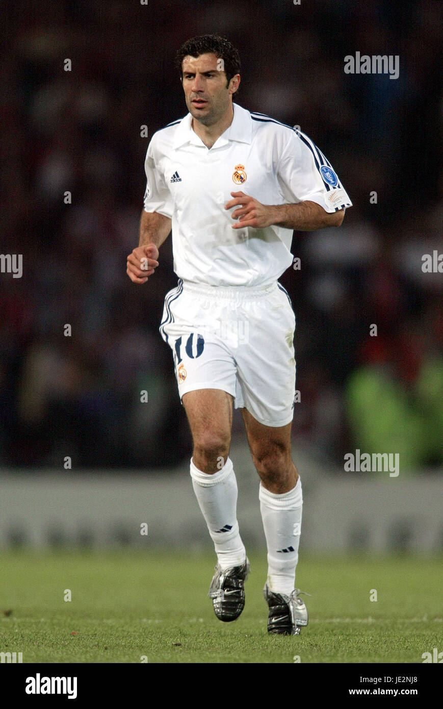 Figo real madrid 2002 hi-res stock photography and images - Alamy