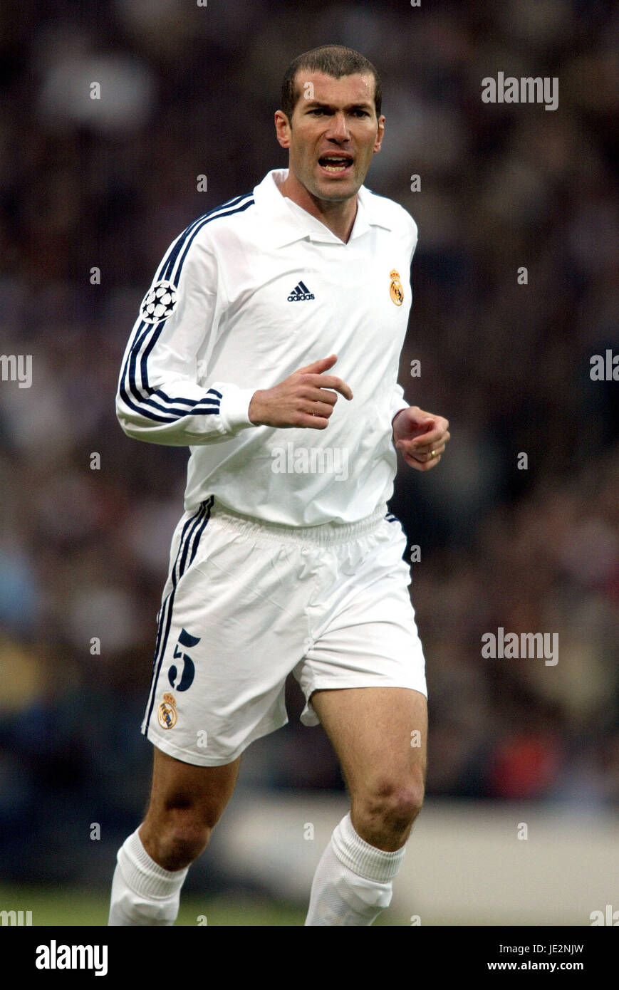 Zinedine zidane real madrid 2002 hi-res stock photography and images ...