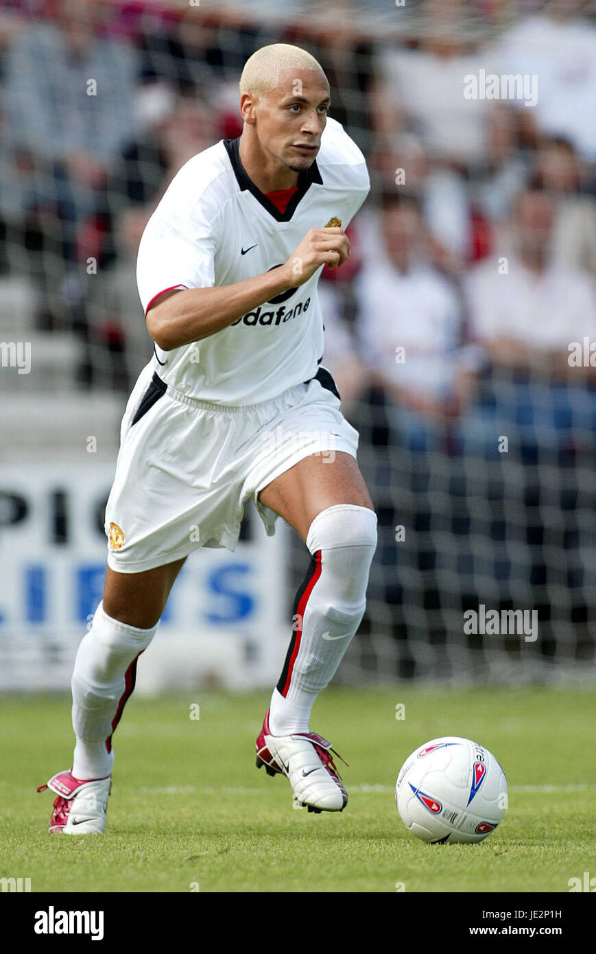 RIO FERDINAND MANCHESTER UNITED FC BOURNMOUTH 27 July 2002 Stock Photo ...