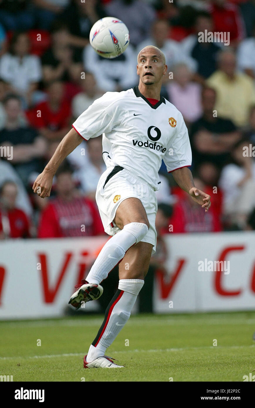 Rio ferdinand manchester united 2002 hi-res stock photography and ...