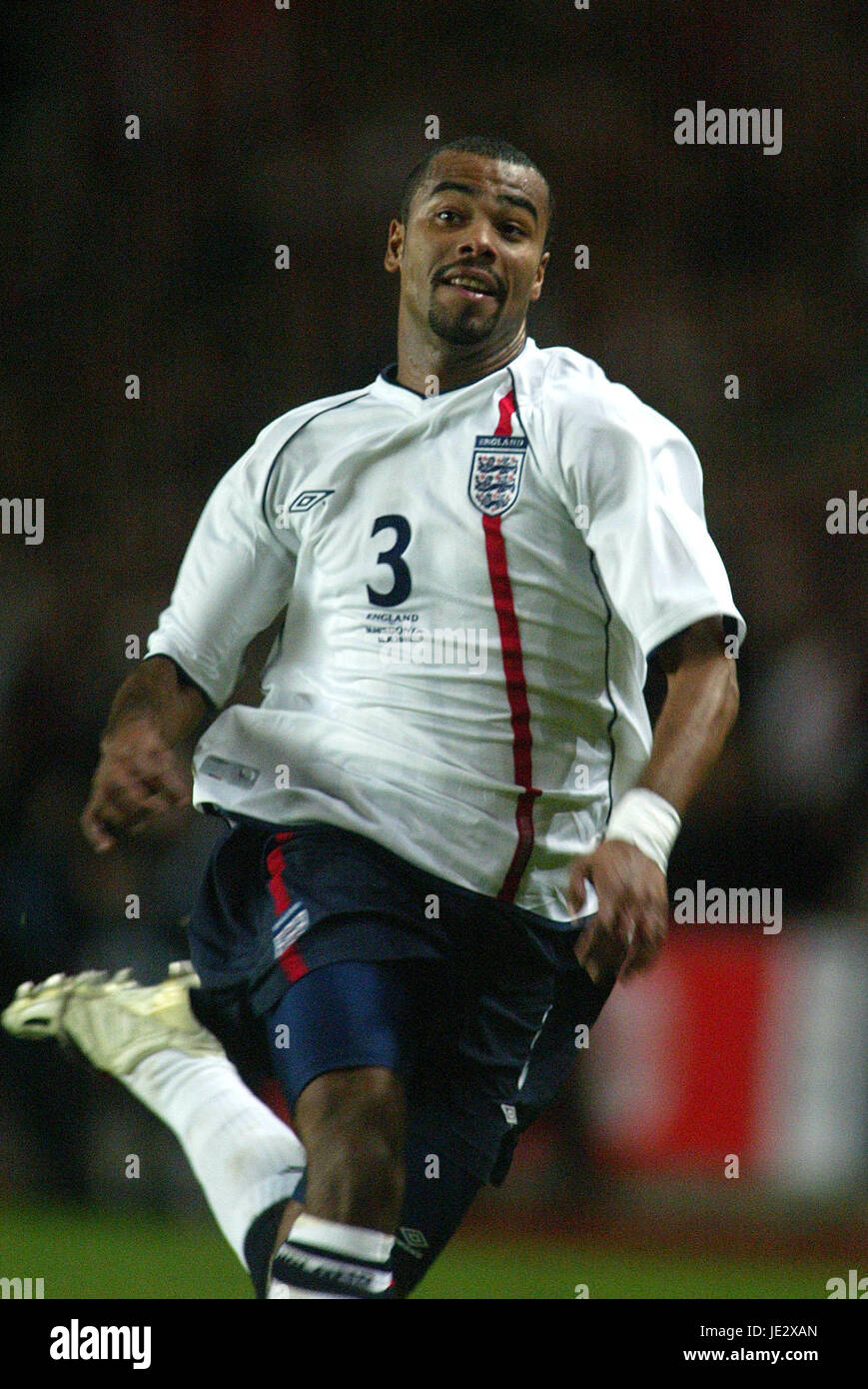 ASHLEY COLE ENGLAND & ARSENAL FC 16 October 2002 Stock Photo - Alamy