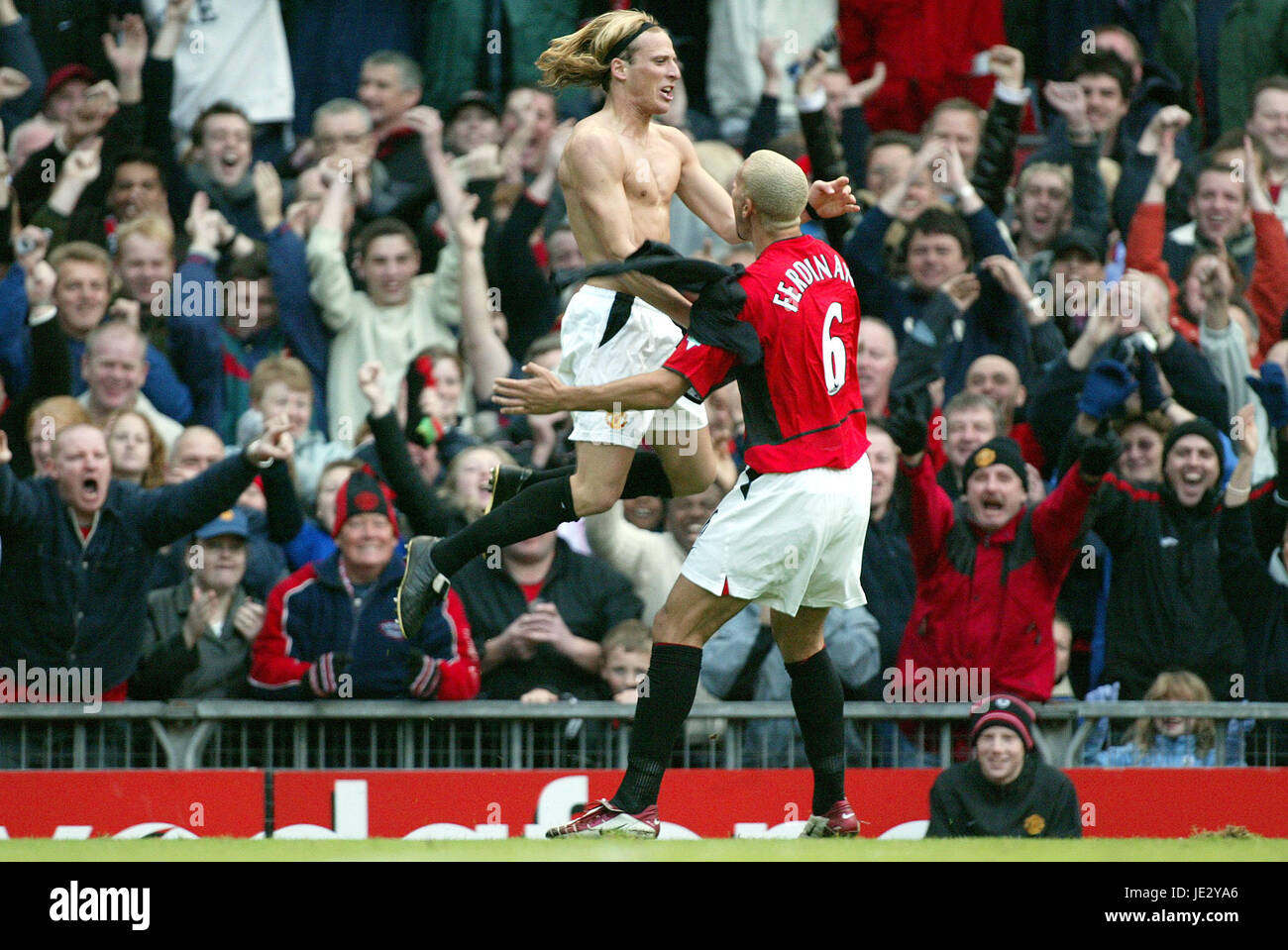 Rio ferdinand manchester united 2002 hi-res stock photography and ...
