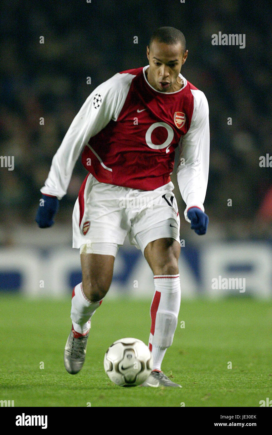 Thierry henry arsenal 2002 hi-res stock photography and images - Alamy