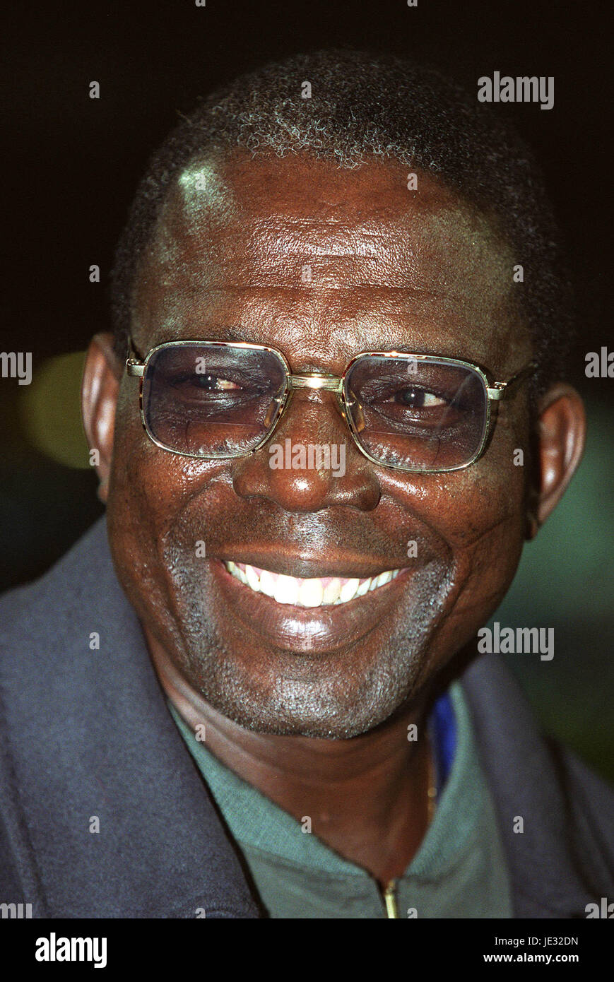 FESTUS ONIGBINDE NIGERIA COACH STADE FRANCE PARIS 27 March 2002 Stock ...