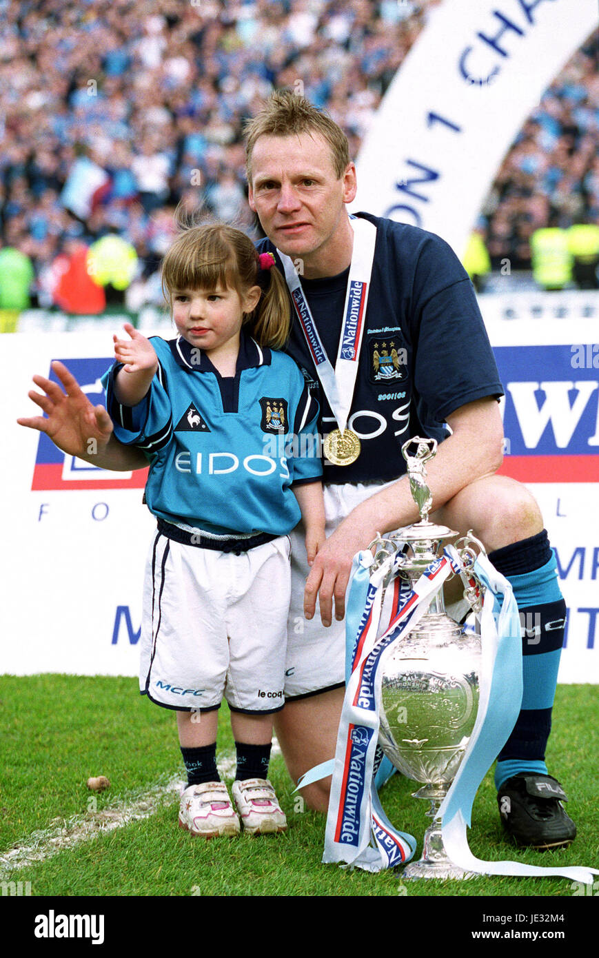 STUART PEARCE & CHELSEA MANCHESTER CITY DIV1 CHAMPIONS MAIN ROAD ...