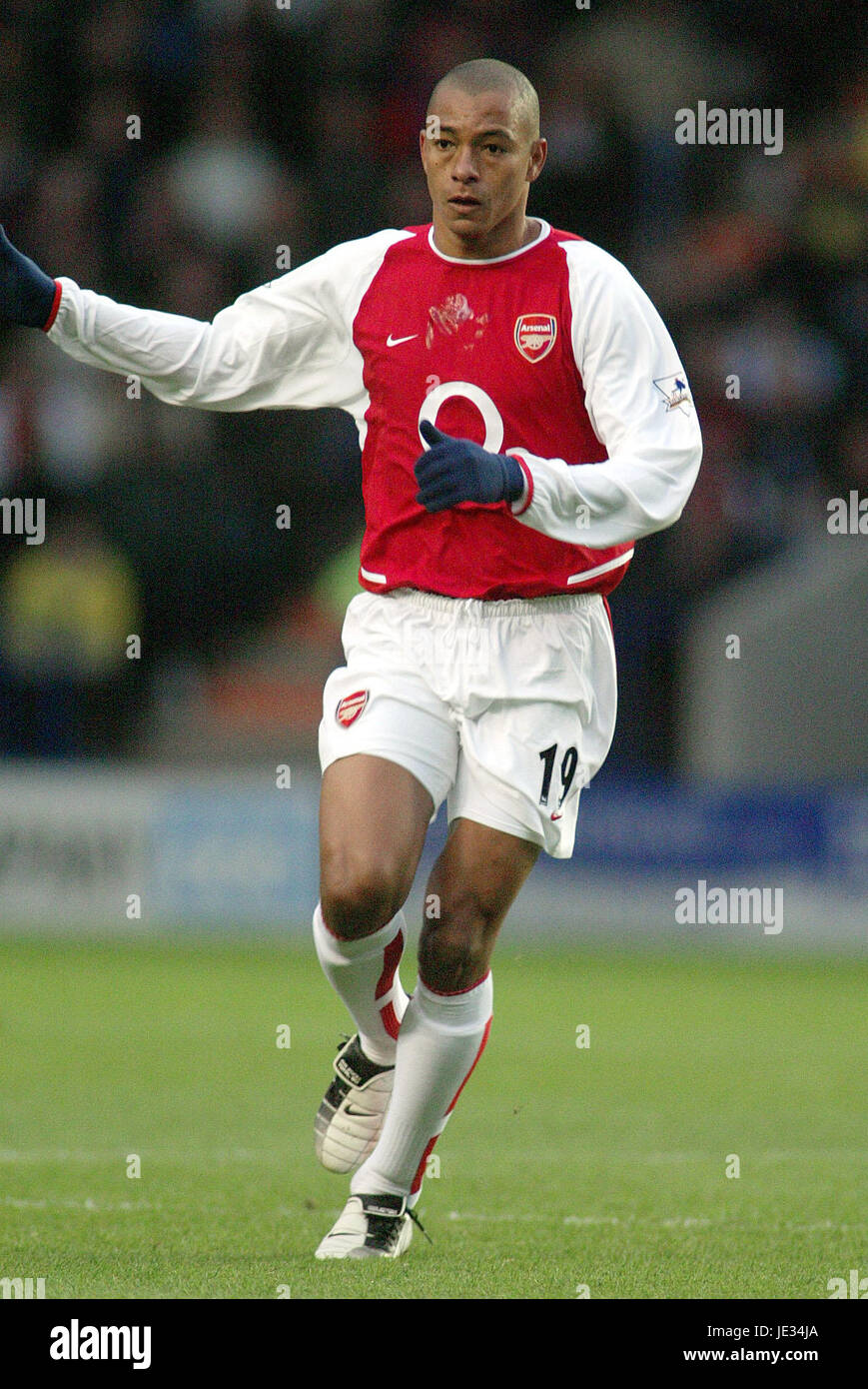 GILBERTO SILVA ARSENAL FC WALKERS BOWL LEICESTER ENGLAND 06 December ...