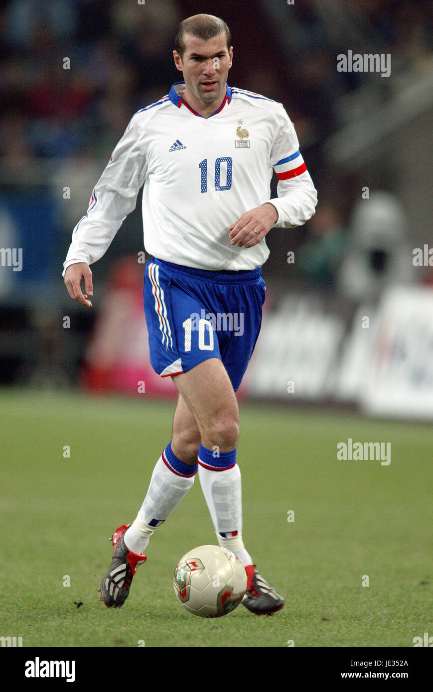 Zinedine zidane real madrid 2003 hi-res stock photography and images ...
