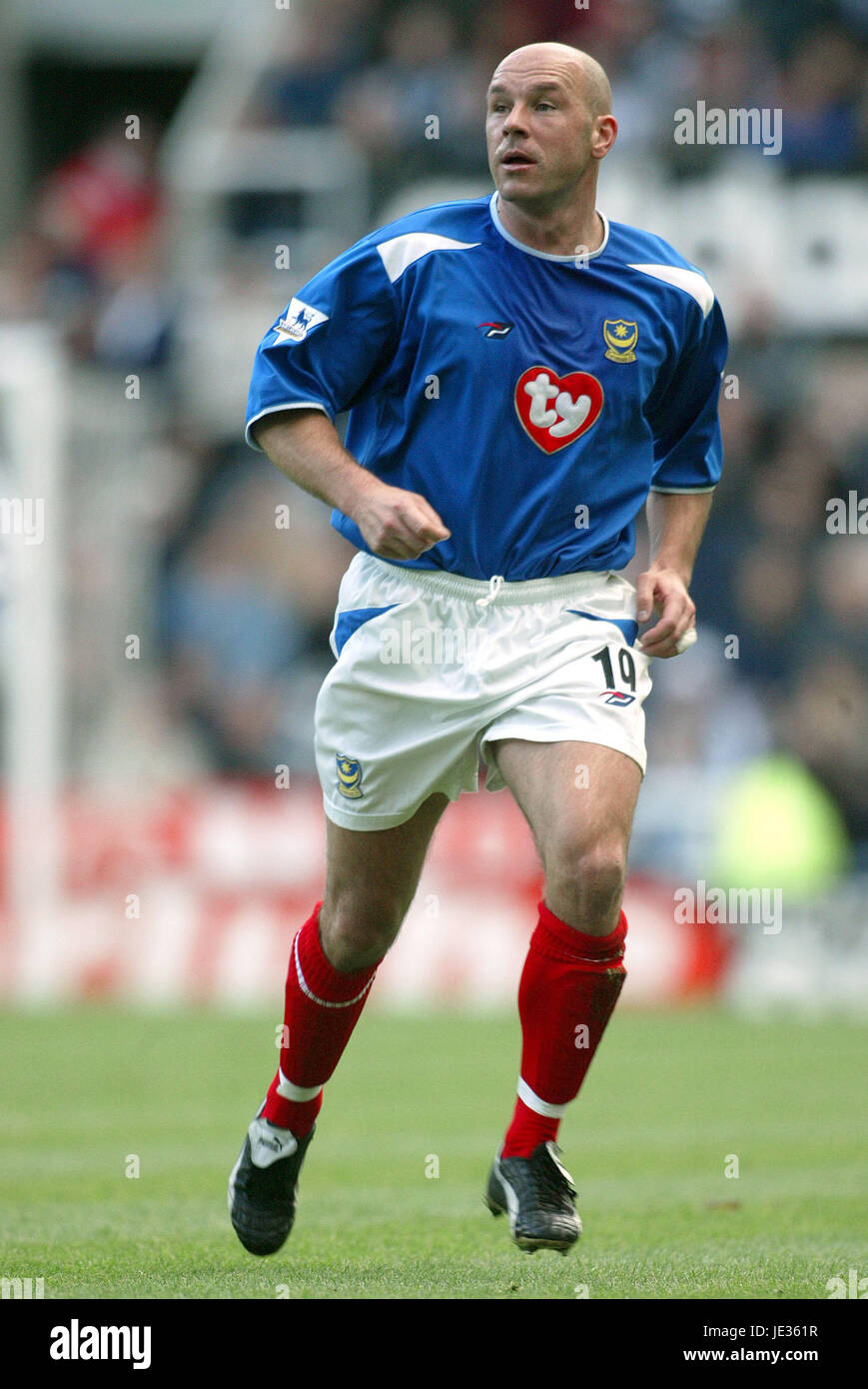 STEVE STONE PORTSMOUTH FC ST JAMES PARK NEWCASTLE ENGLAND 25 October ...