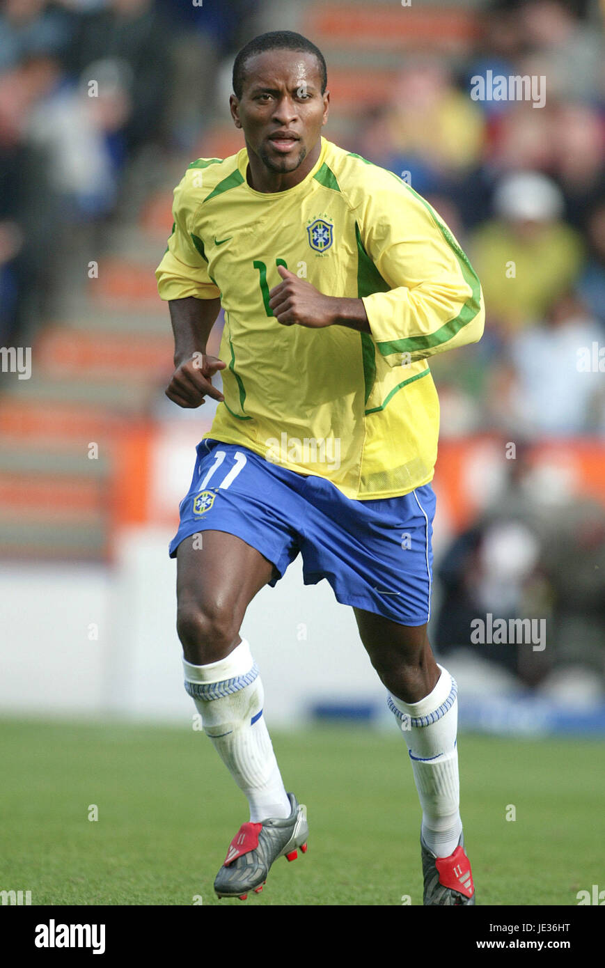 ZE ROBERTO BRAZIL & BAYERN MUNICH FC WALKERS STADIUM LEICESTER ENGLAND ...