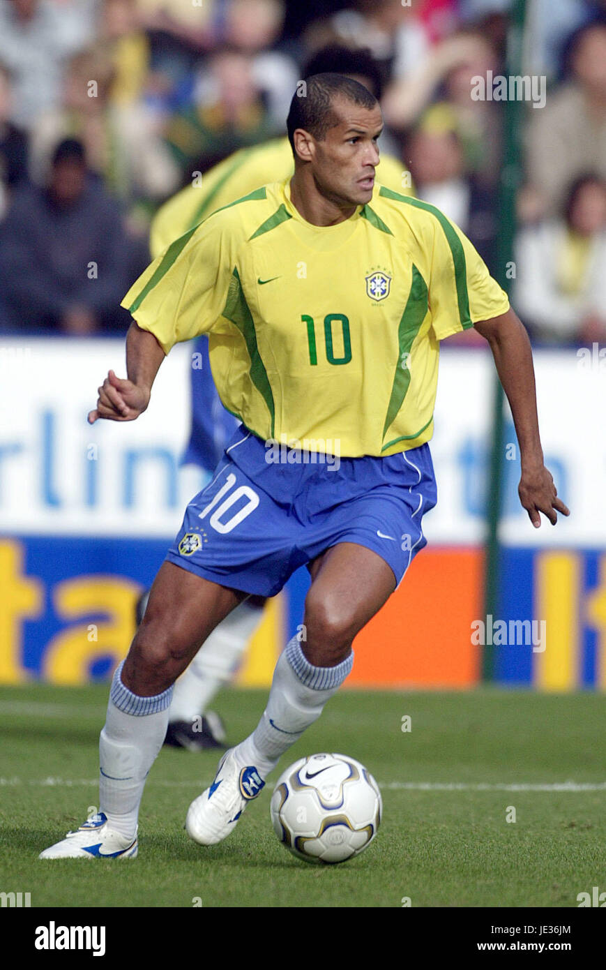 RIVALDO BRAZIL WALKERS STADIUM LEICESTER ENGLAND 12 October 2003 Stock ...