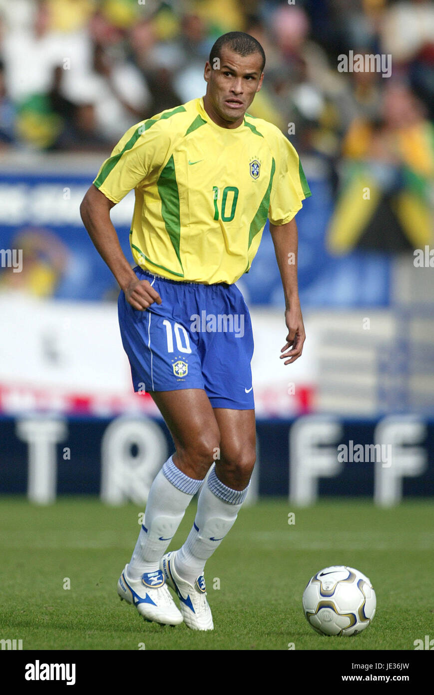 RIVALDO BRAZIL WALKERS STADIUM LEICESTER ENGLAND 12 October 2003 Stock ...