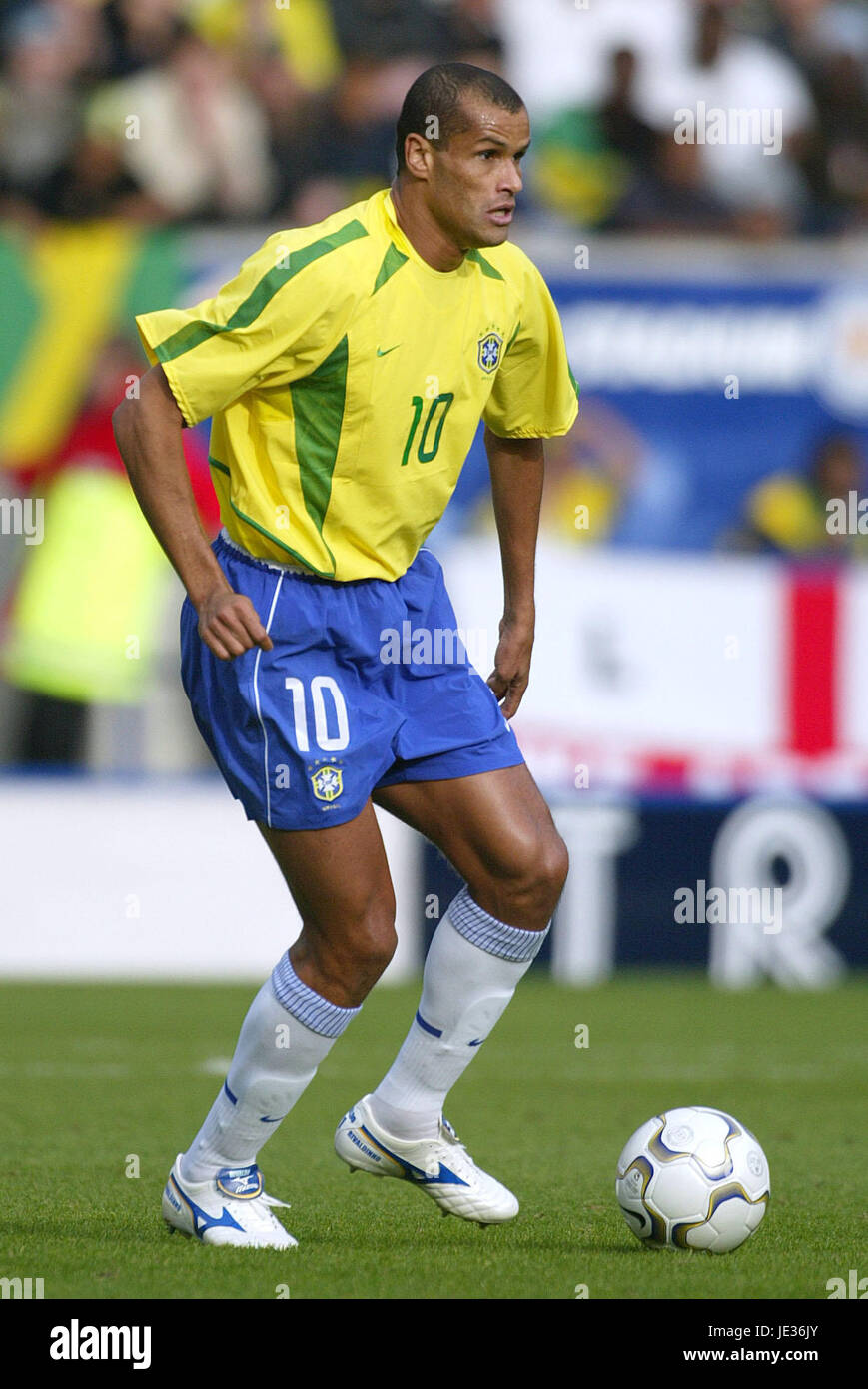 RIVALDO BRAZIL WALKERS STADIUM LEICESTER ENGLAND 12 October 2003 Stock ...