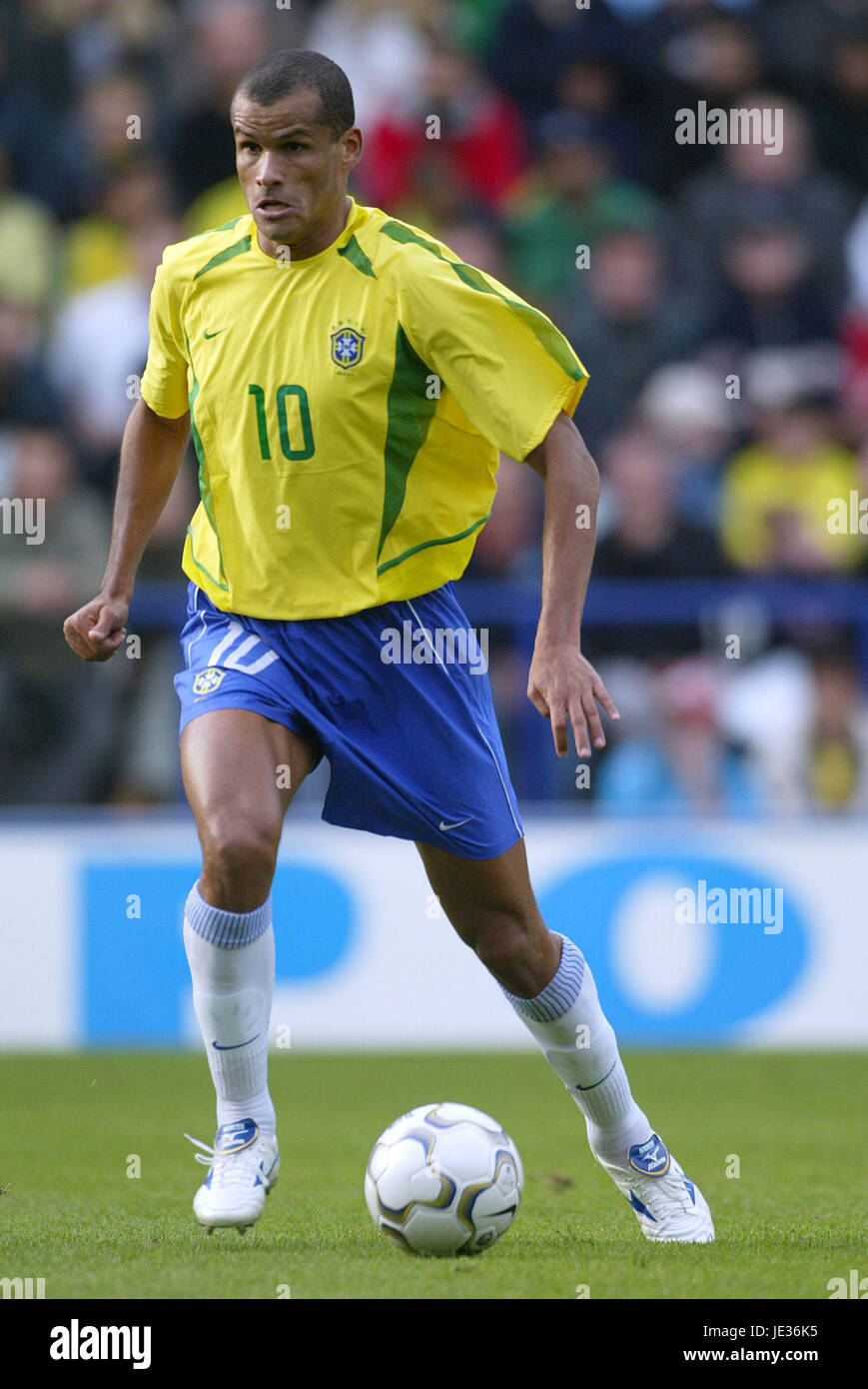 RIVALDO BRAZIL WALKERS STADIUM LEICESTER ENGLAND 12 October 2003 Stock ...