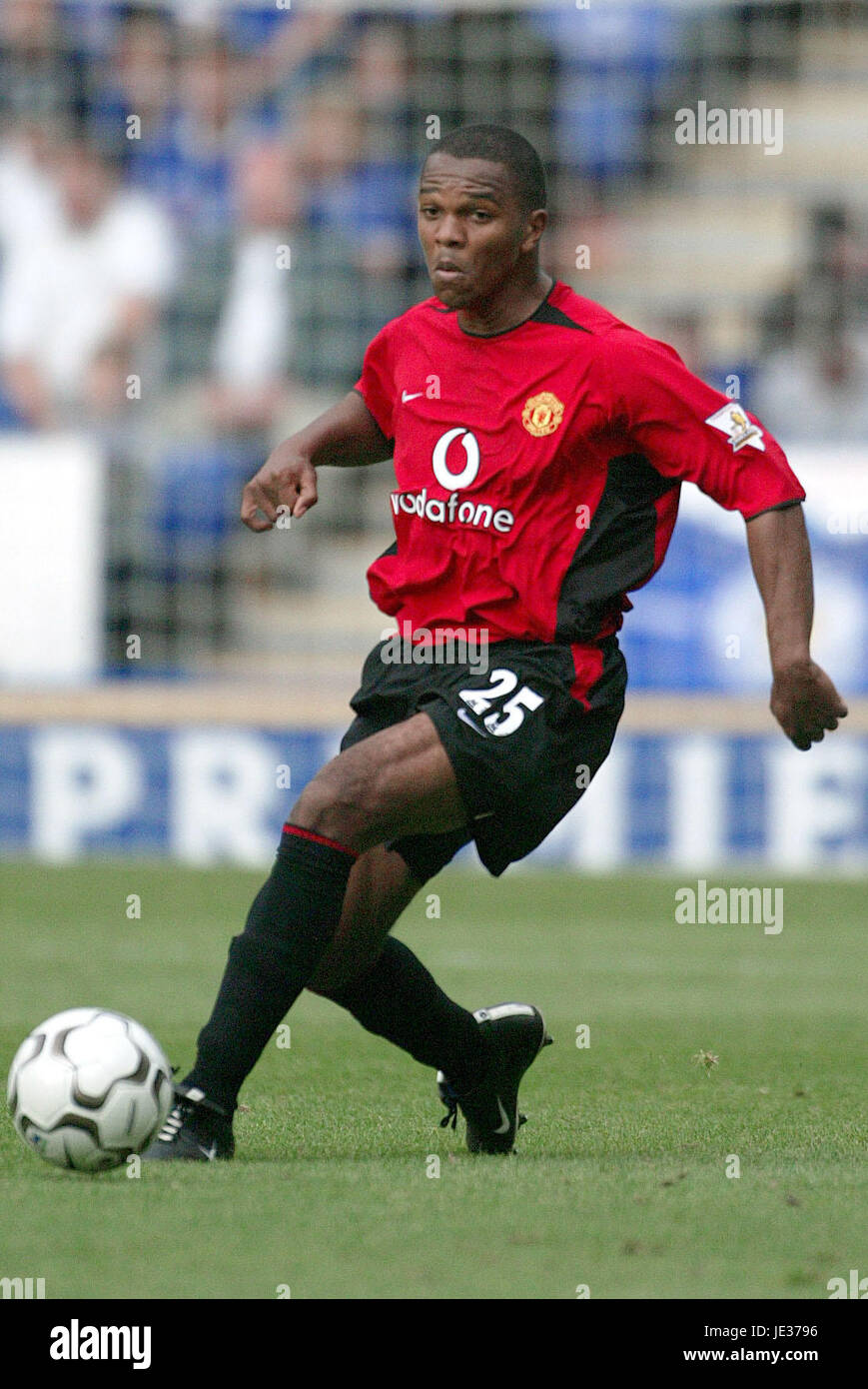 QUINTON FORTUNE MANCHESTER UNITED FC WALKERS STADIUM LEICESTER ENGLAND ...