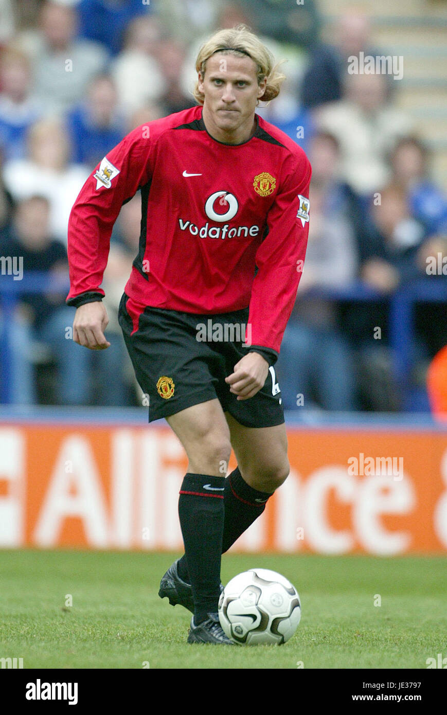 DIEGO FORLAN MANCHESTER UNITED FC WALKERS STADIUM LEICESTER ENGLAND 27 ...