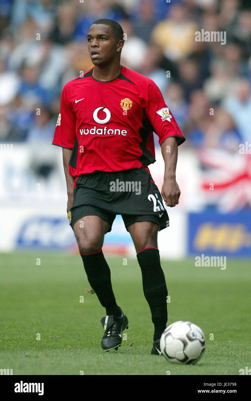 QUINTON FORTUNE MANCHESTER UNITED FC WALKERS STADIUM LEICESTER ENGLAND ...