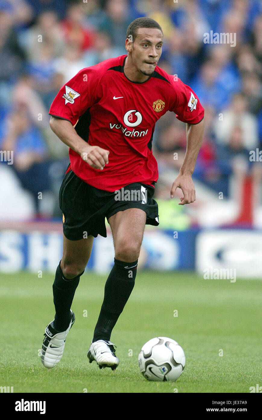 RIO FERDINAND MANCHESTER UTD FC WALKERS STADIUM LEICESTER ENGLAND 27 ...