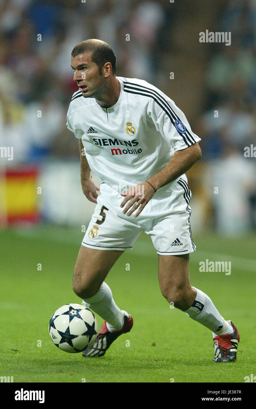 ZINEDINE ZIDANE REAL MADRID CF SANTIAGO BERNABEU MADRID SPAIN 16 September 2003 Stock Photo - Alamy
