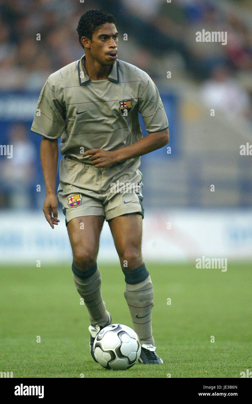 MICHAEL REIZIGER FC BARCELONA WALKERS STADIUM LEICESTER ENGLAND 08 ...