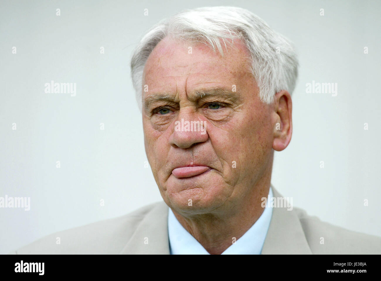 SIR BOBBY ROBSON NEWCASTLE UTD MANAGER ST JAMES PARK NEWCASTLE ENGLAND ...