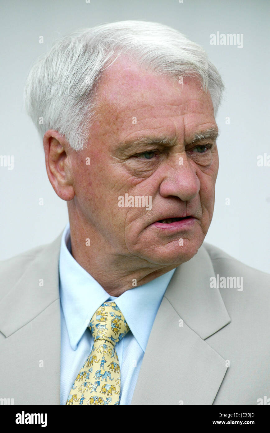 SIR BOBBY ROBSON NEWCASTLE UTD MANAGER ST JAMES PARK NEWCASTLE ENGLAND ...