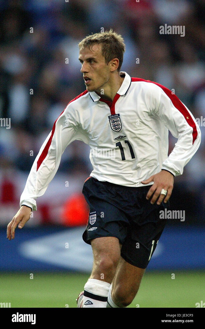 PHILIP NEVILLE ENGLAND & MANCHESTER UNITED FC WALKERS STADIUM LEICESTER ...