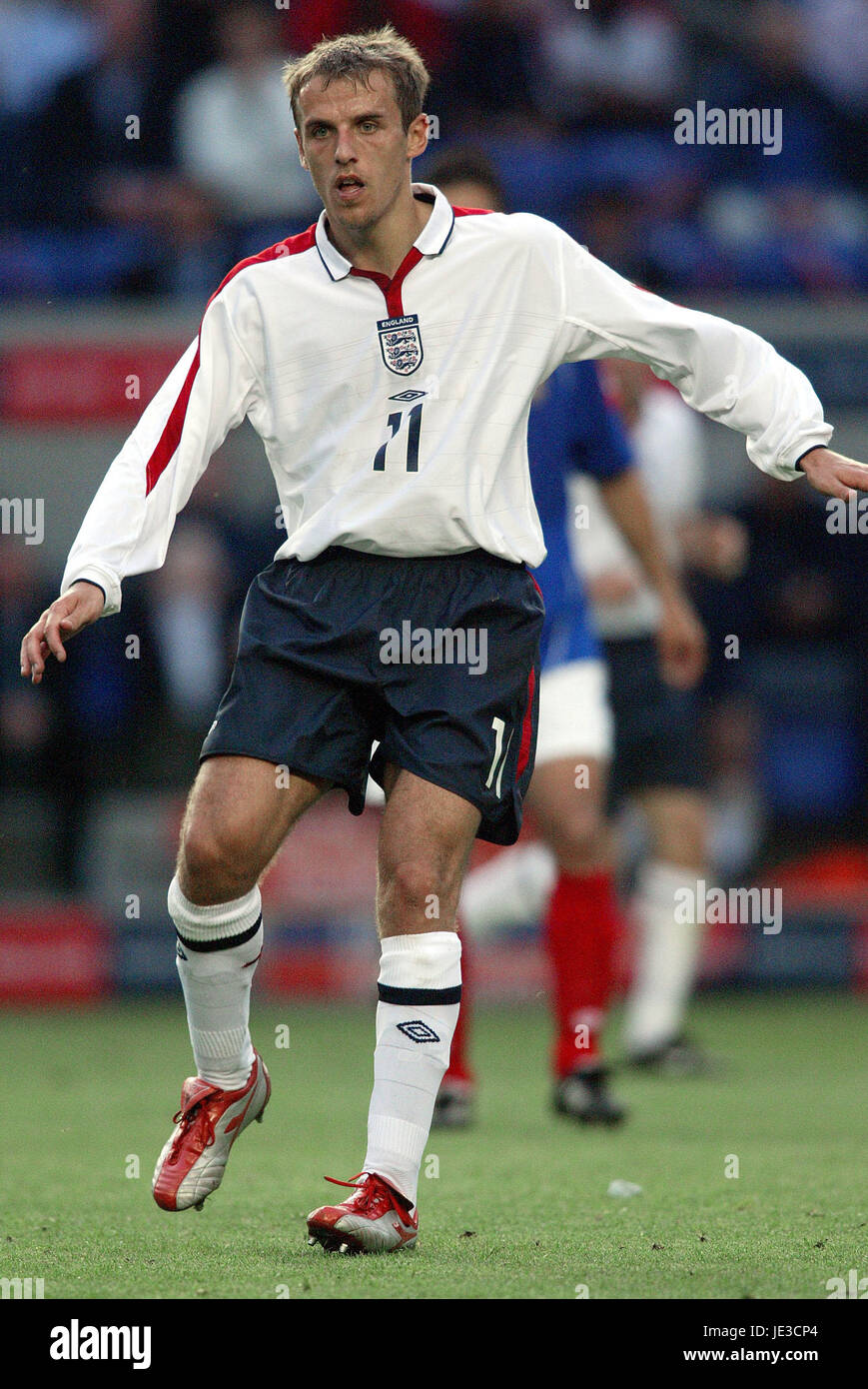 PHILIP NEVILLE ENGLAND & MANCHESTER UNITED FC WALKERS STADIUM LEICESTER ...