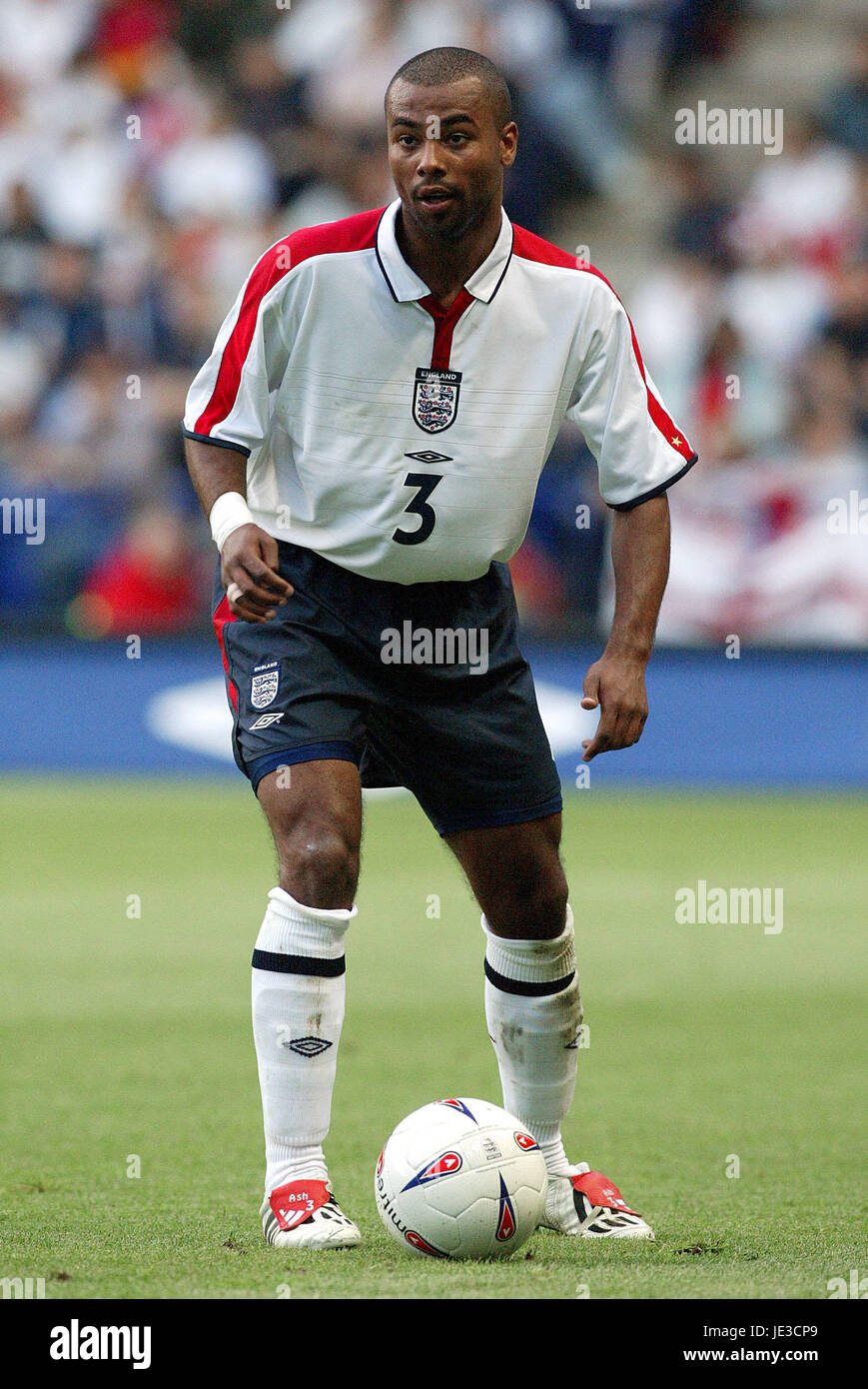 ASHLEY COLE ENGLAND & ARSENAL FC WALKERS STADIUM LEICESTER ENGLAND 03 ...