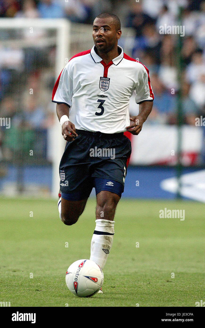 ASHLEY COLE ENGLAND & ARSENAL FC WALKERS STADIUM LEICESTER ENGLAND 03 ...
