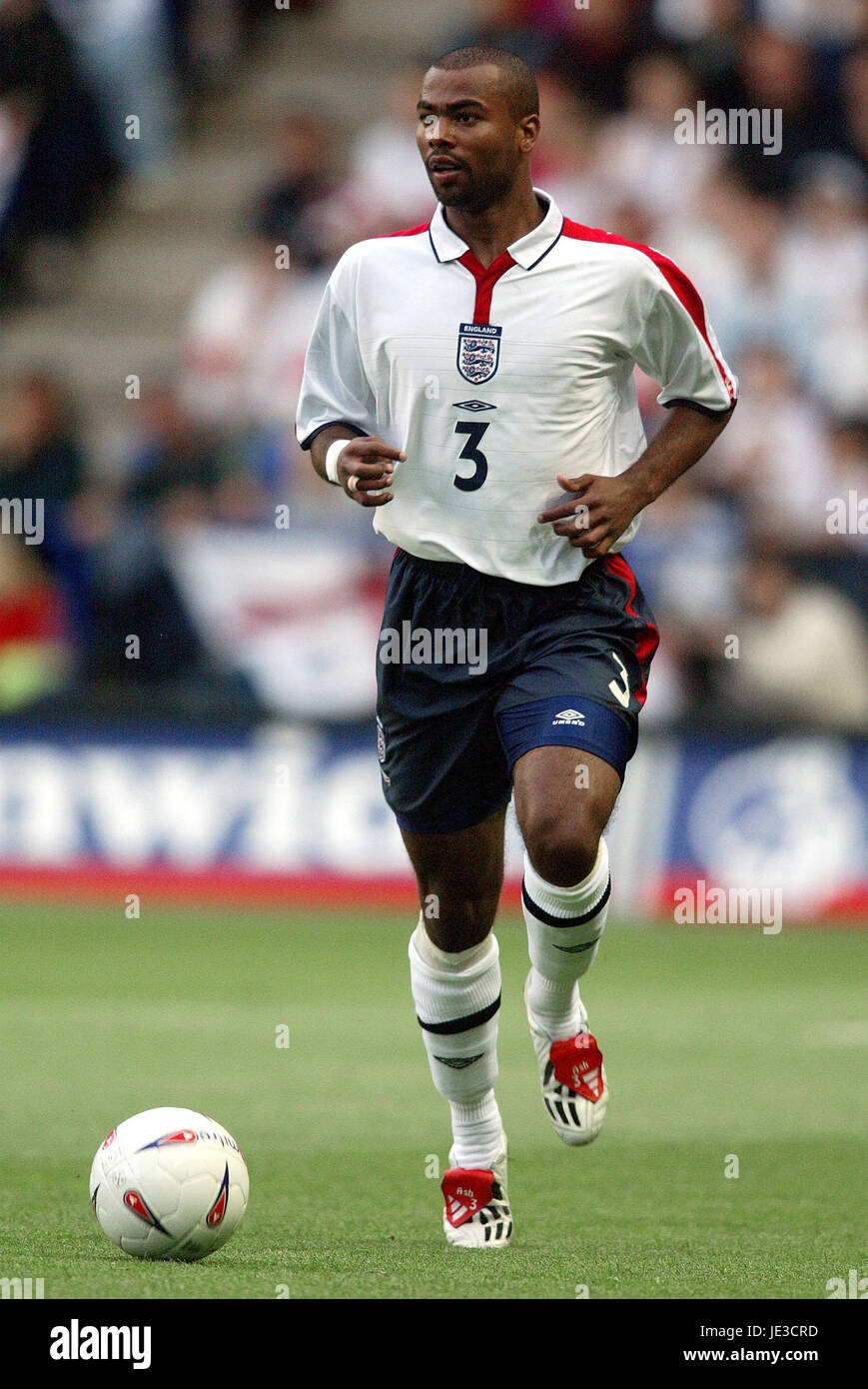ASHLEY COLE ENGLAND & ARSENAL FC WALKERS STADIUM LEICESTER ENGLAND 03 ...