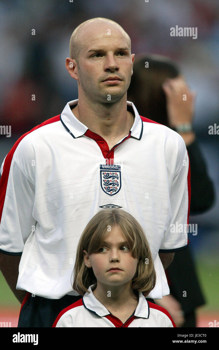 DANNY MILLS ENGLAND & LEEDS UNITED FC WALKERS STADIUM LEICESTER ENGLAND ...