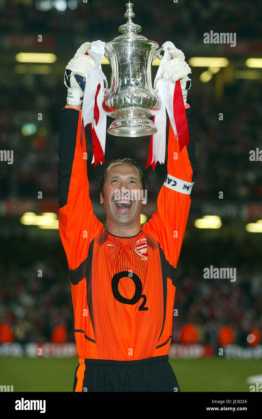 DAVID SEAMAN & FA CUP ARSENAL FC THE MILLENNIUM STADIUM CARDIFF WALES ...