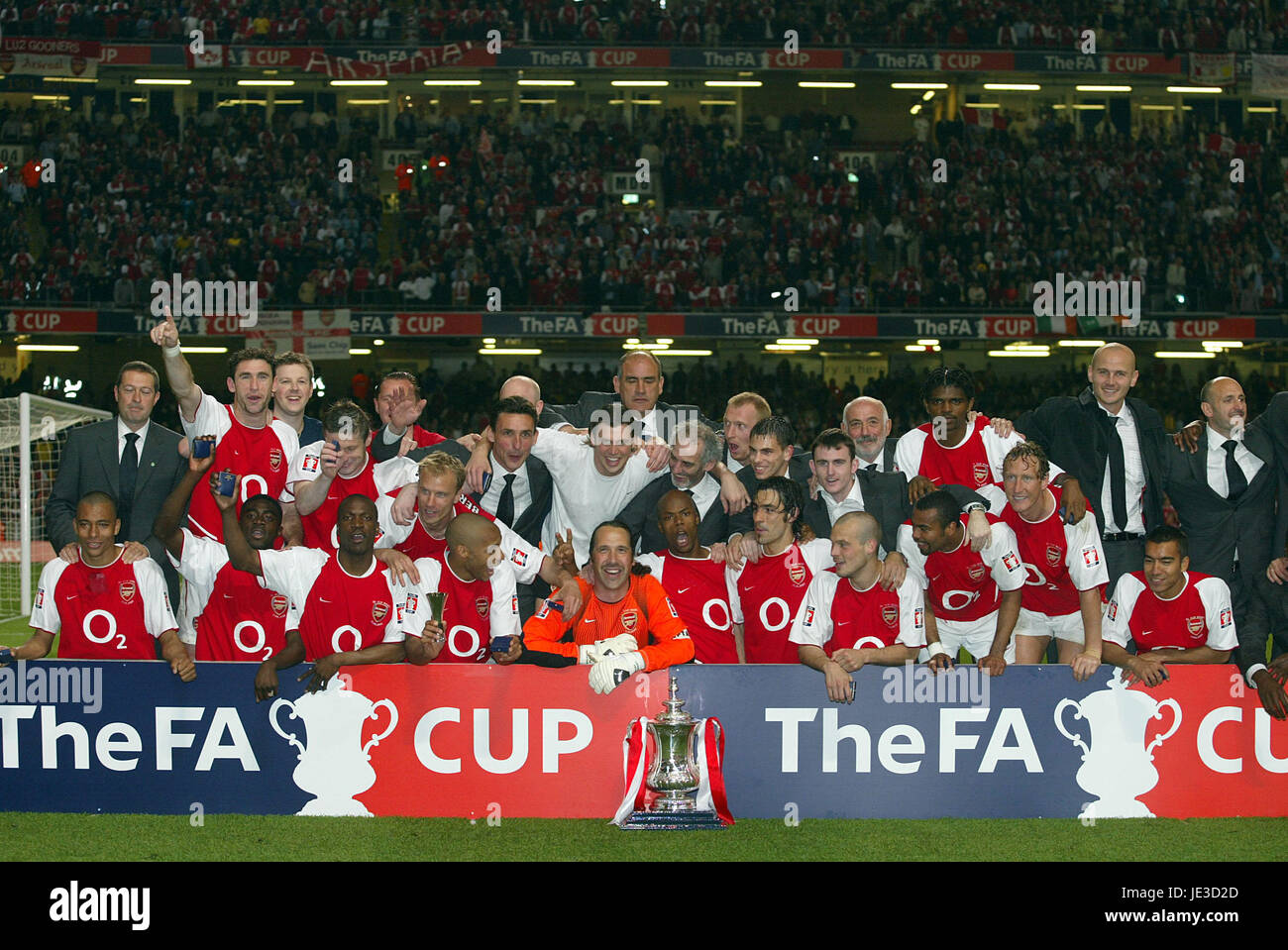 ARSENAL SQUAD CELEBRATES FA CUP WINNERS 2003 THE MILLENNIUM STADIUM ...